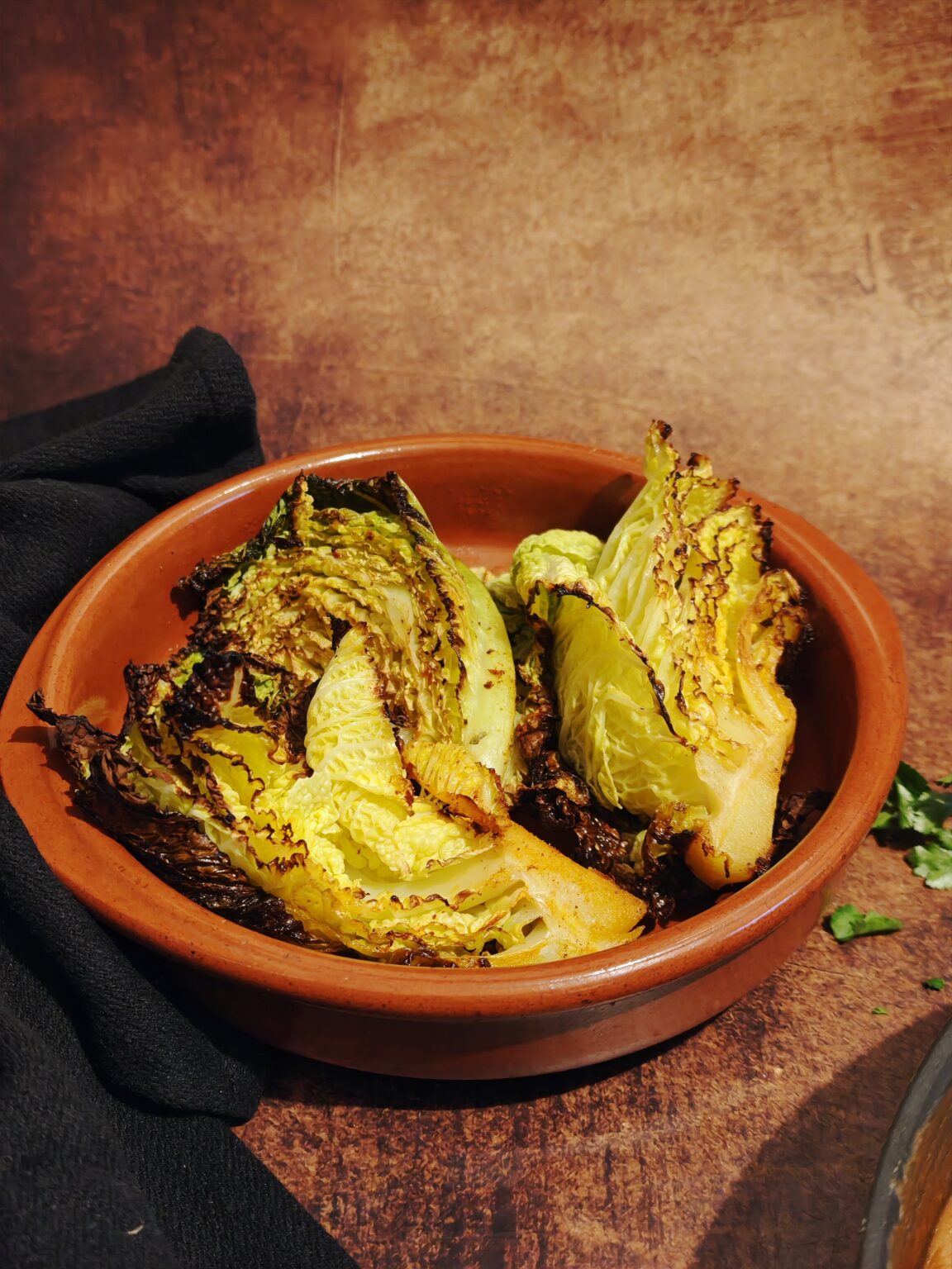 Gebackener Wirsing in dunkler Rahmsauce.